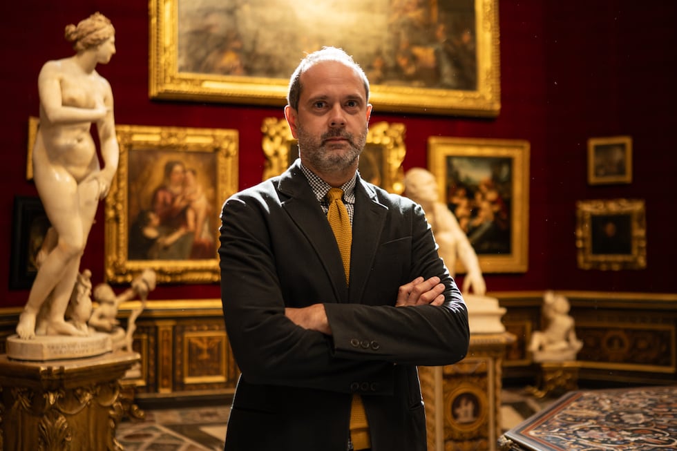 Simone Verde, director de la Galería Uffizi, lucha contra los móviles ...