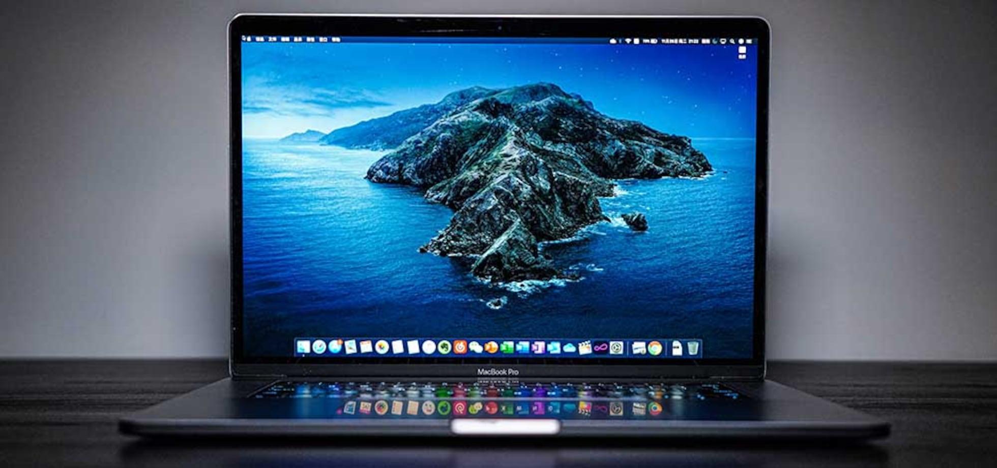 Confirmado: el esperado MacBook Pro con pantalla OLED táctil llegará ...