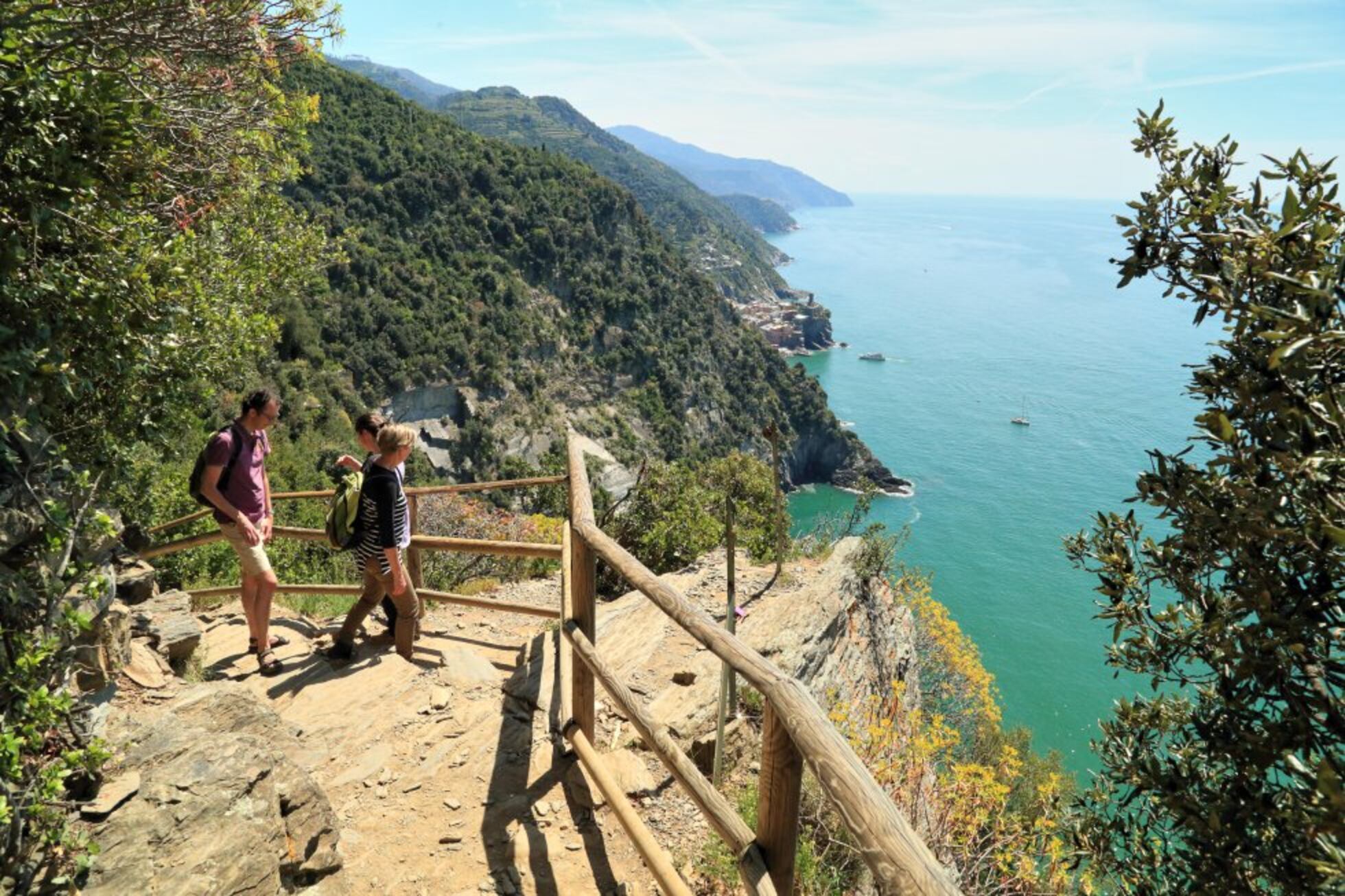 Caminos colgantes y volcanes activos: así son los senderos más ...