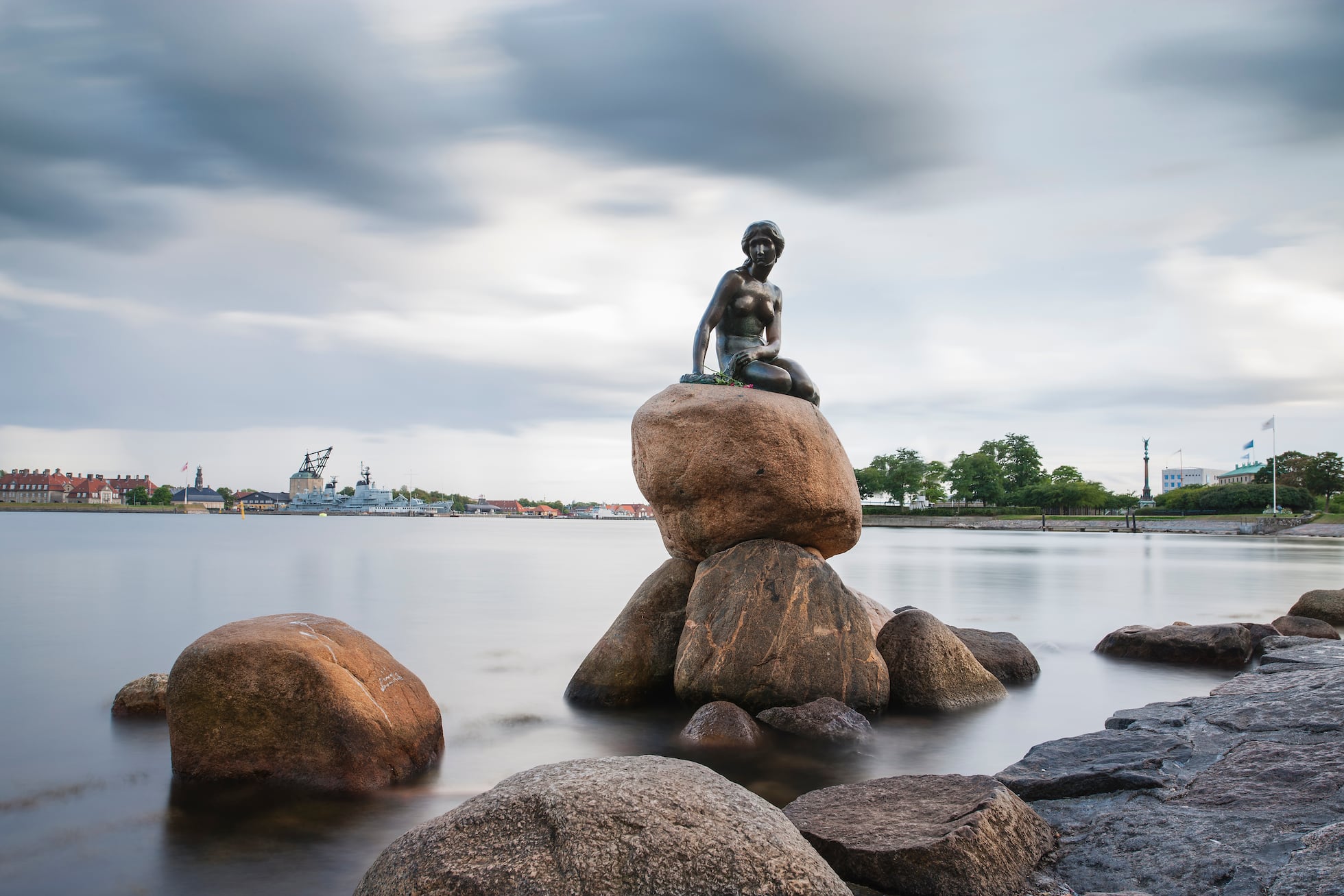 Copenhague retirará una enorme estatua de ‘La sirenita’ por “fea y ...
