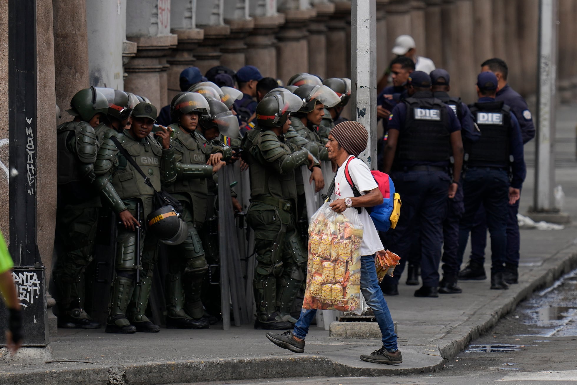 Venezuela: Chavismo reinforces police and military presence in the ...