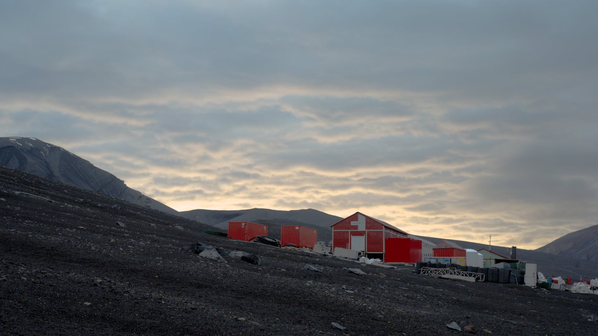 The volcano threatening the Spanish military base in Antarctica ...