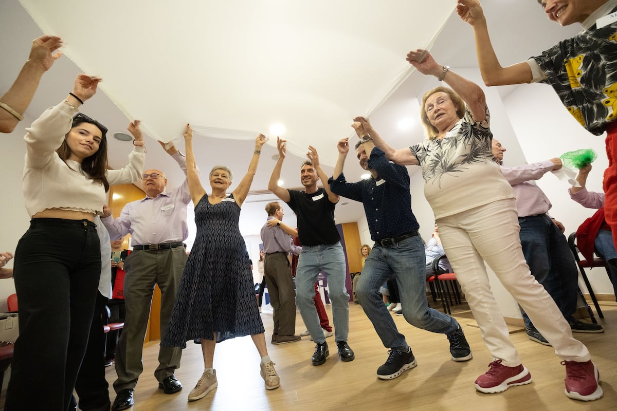 Bailar para mejorar la calidad de vida de las personas con Alzheimer | Noticias de Cataluña | EL ...