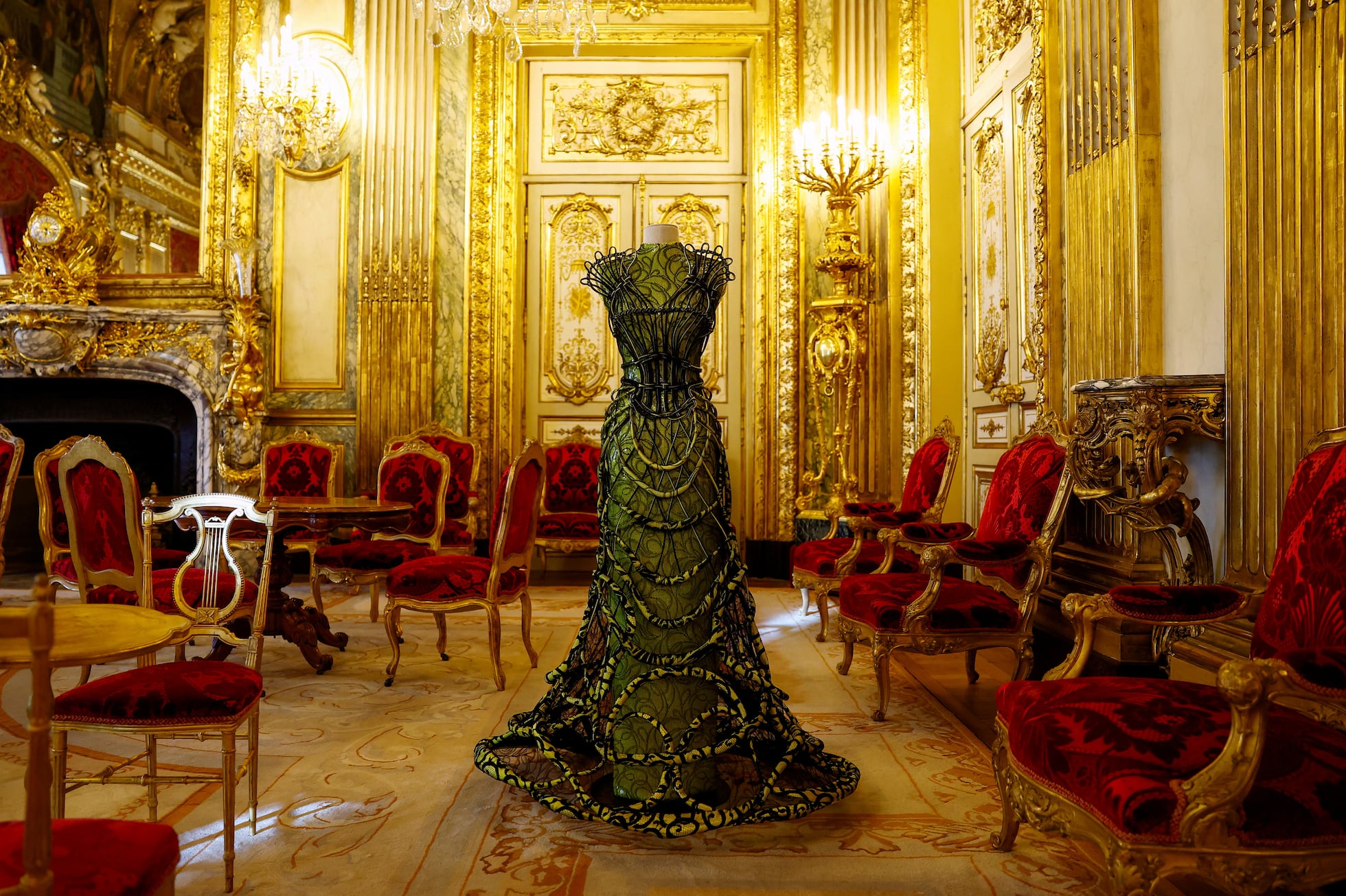 Louvre couture: La primera exposición de moda de la historia del Louvre ...