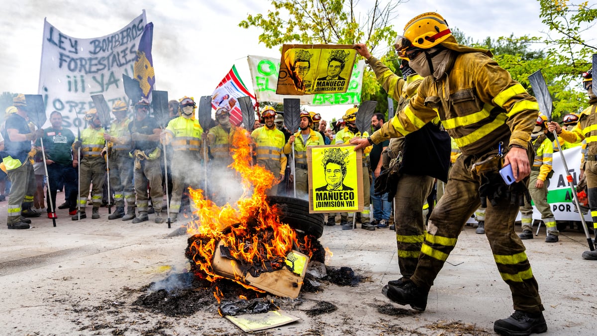Medio millar de personas protestan ante las Cortes de Castilla y León ...