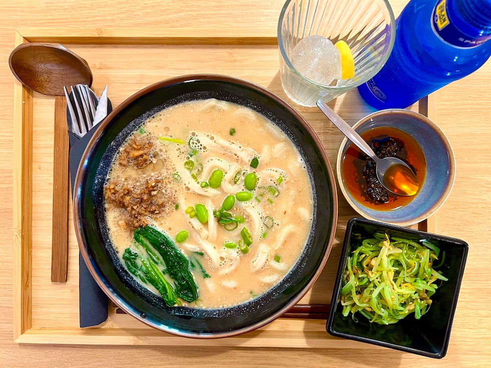 Kasa Hanaka: udon, pasteles y un menú de 9,50 euros en un centro cívico ...