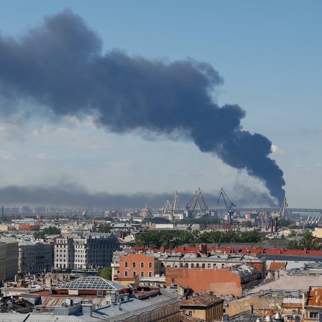 Explosiones, humo y un barco de guerra alcanzado: qué ha pasado en el ...