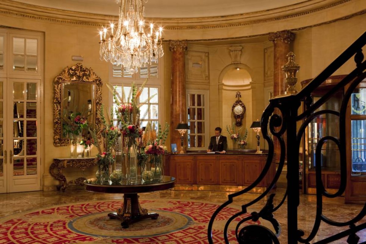 Adiós al Ritz, el hotel que impuso un código de etiqueta en Madrid ...