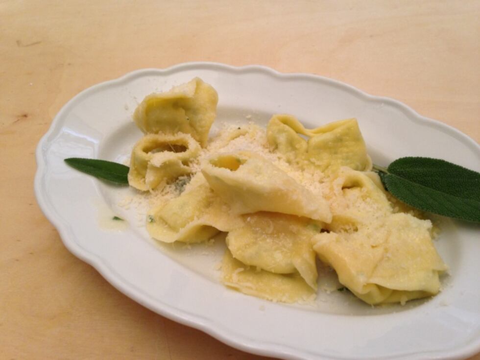 'Tortelloni' rellenos de ricota y perejil con mantequilla y salvia ...