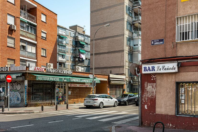 Toldo verde, ladrillo visto: el ‘feo’ patrimonio arquitectónico del barrio español | Cultura ...