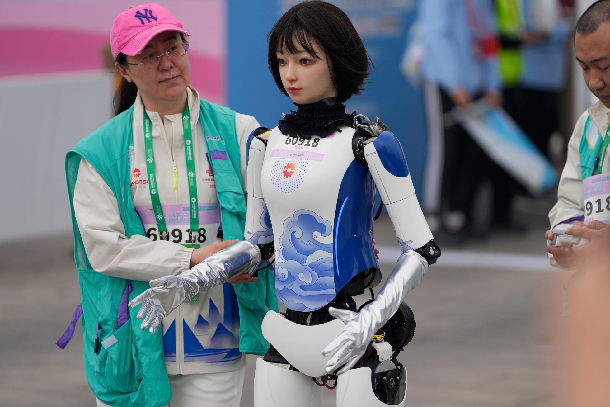 China pone a correr a sus robots en el primer medio maratón del mundo entre humanos y humanoides ...