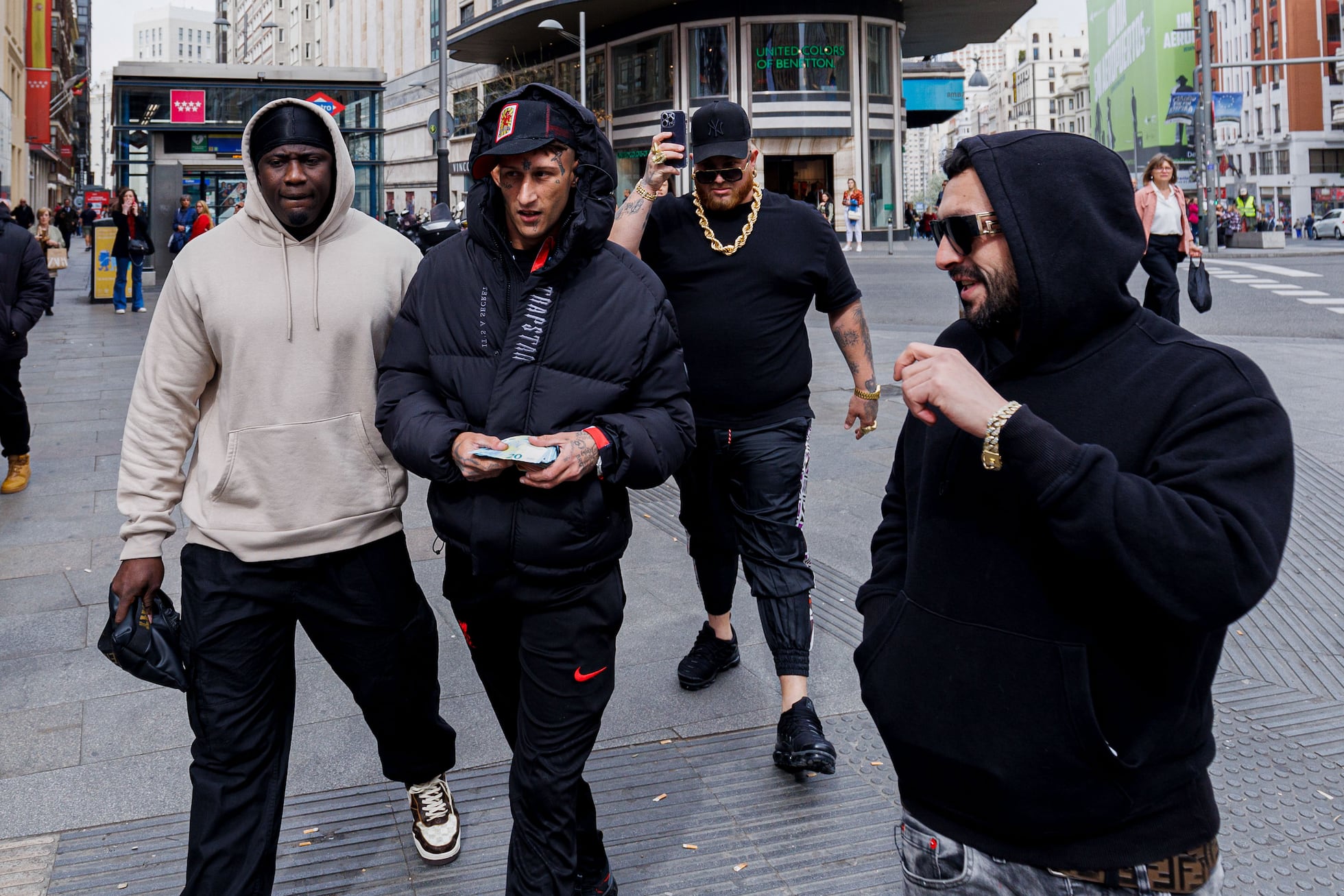 El músico Yung Beef desata la locura lanzando billetes en la madrileña ...