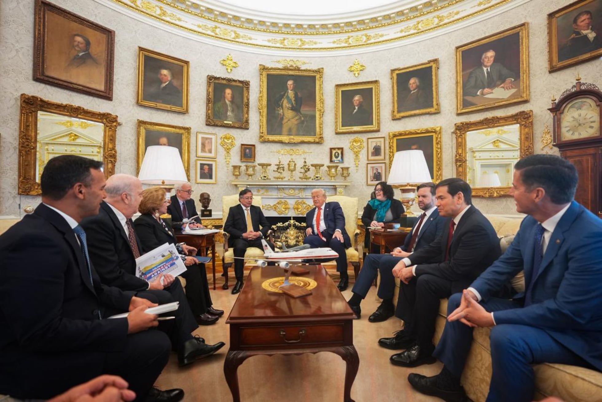 Petro emerges reinforced from his meeting with Trump at the White House ...