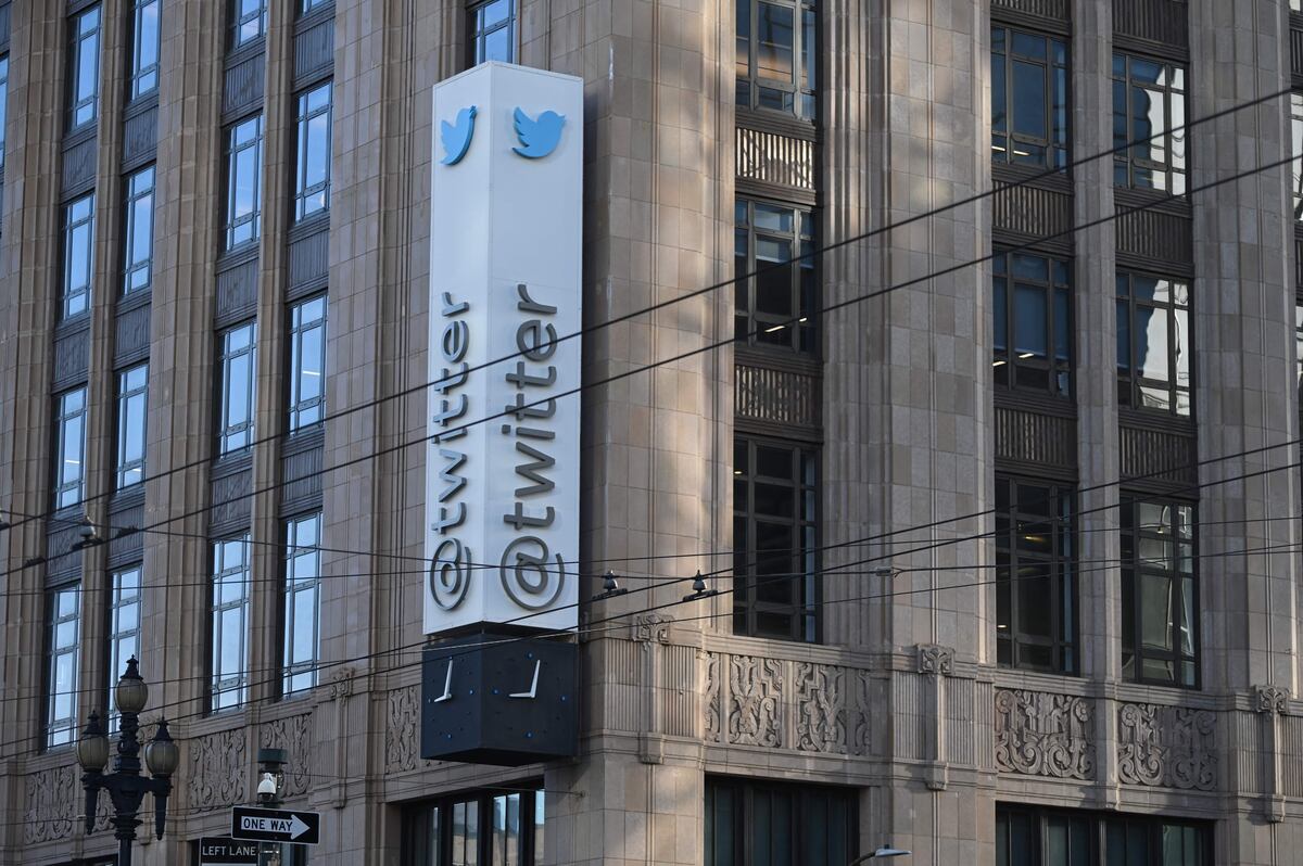 La valoración de Twitter cae a menos de la mitad desde que la compró ...