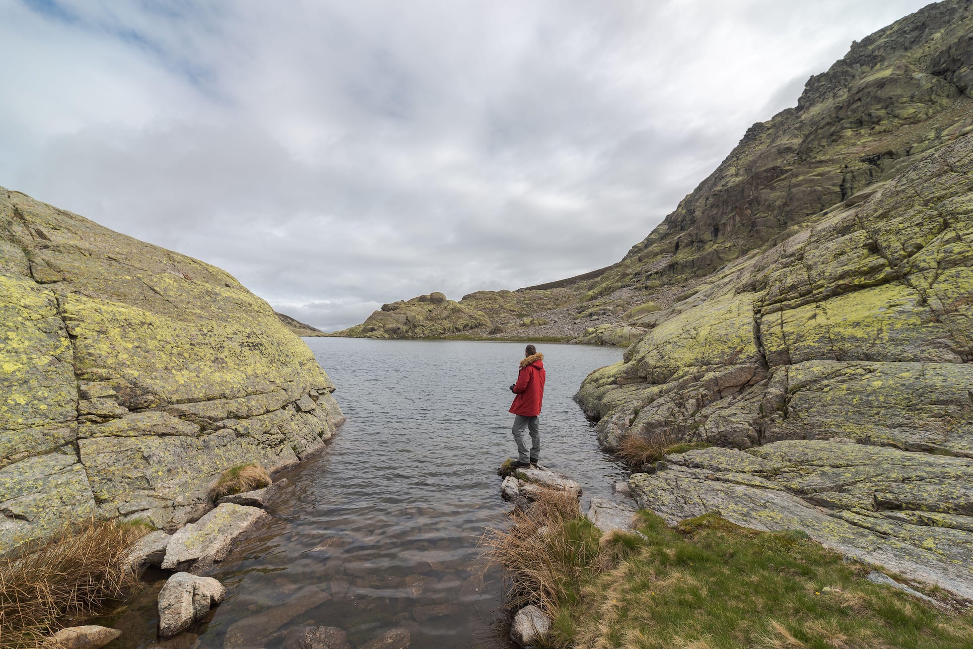 Los 12 lagos más espectaculares de España para pasear, bañarse y ...