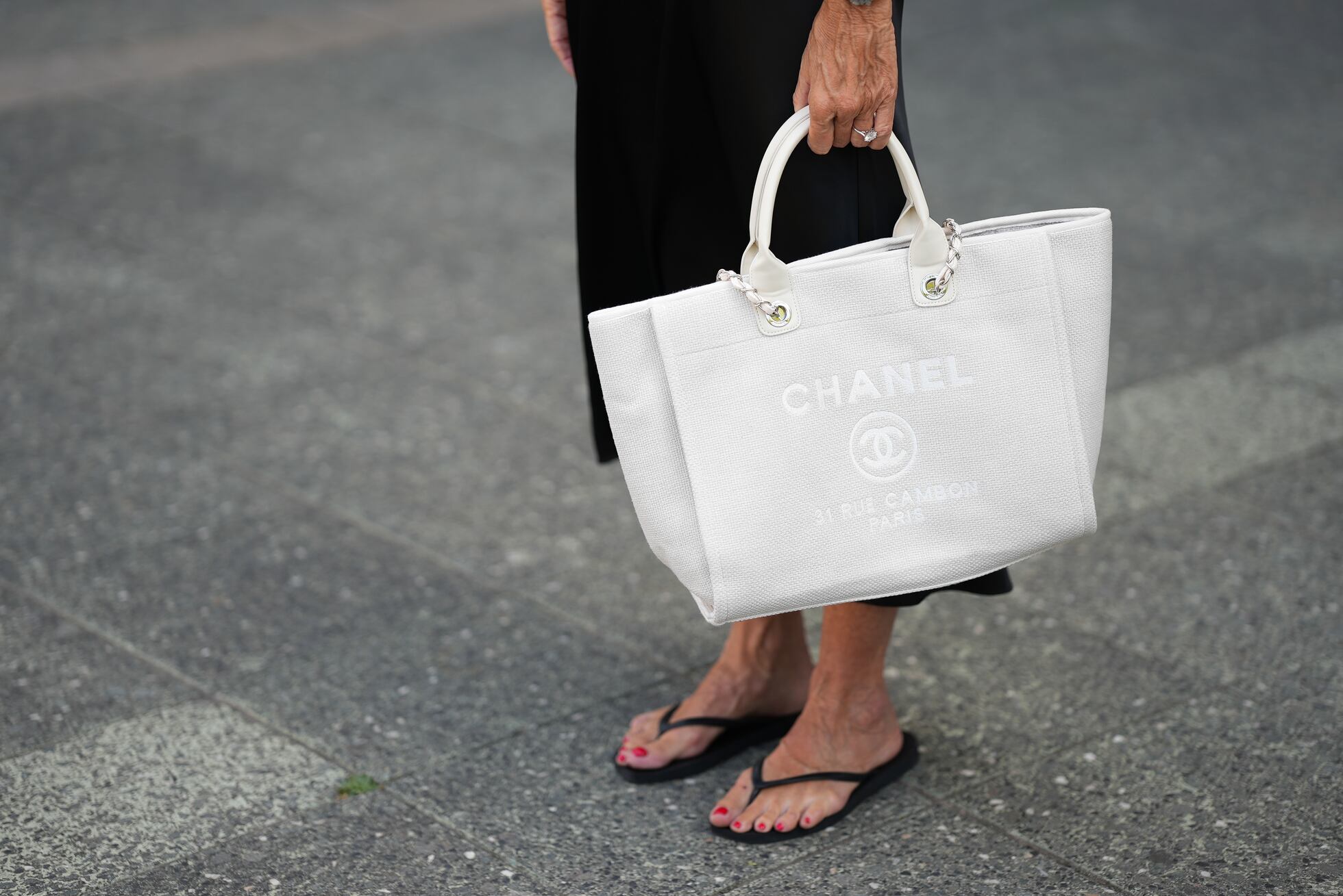 La etiqueta de las chanclas no es tan obvia: guía para saber cuándo y ...