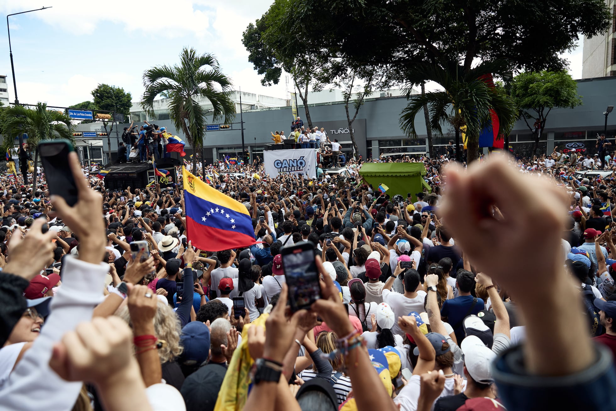 Venezuela: Chavismo ignores calls to publish paper vote tallies and ...