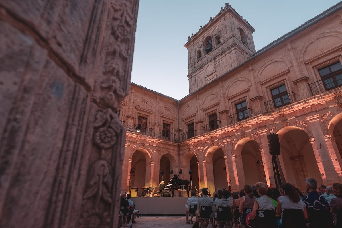 Ara Malikian’s violin feels comfortable in the eclectic monastery of ...