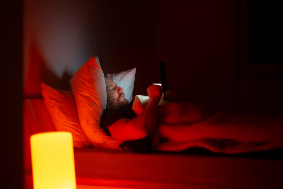Red light for sleep: How effective is this remedy that promises a ...
