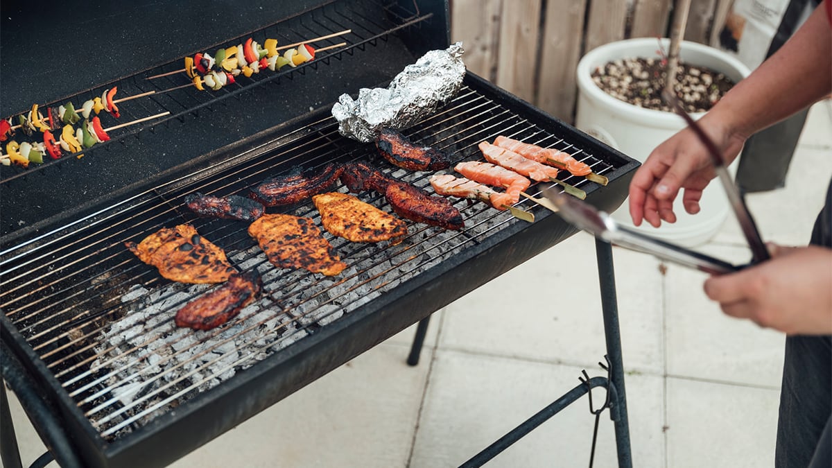 Tu comida ya no se volverá a quemar por debajo en la barbacoa gracias a este gran accesorio ...