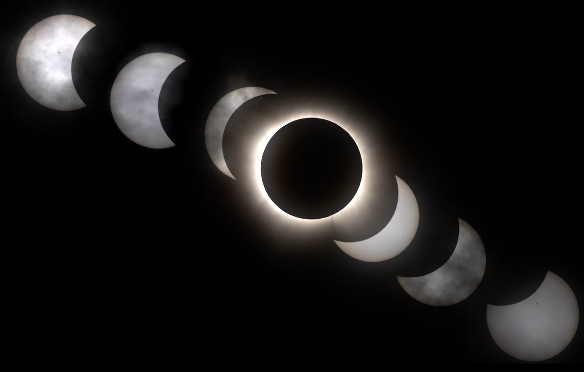 “Es un día que cambia vidas”: un eclipse solar oscurece el cielo del norte de México y provoca ...