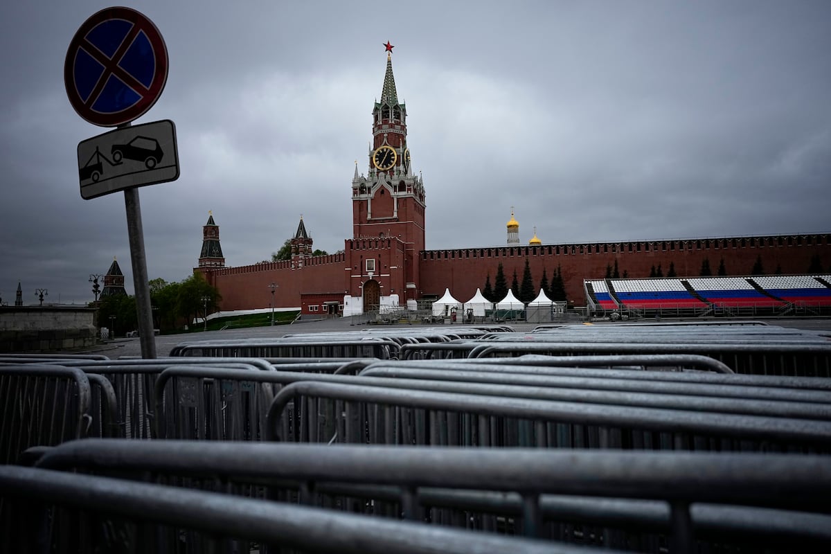 Russia cracks down on more rights groups and raids activists ...