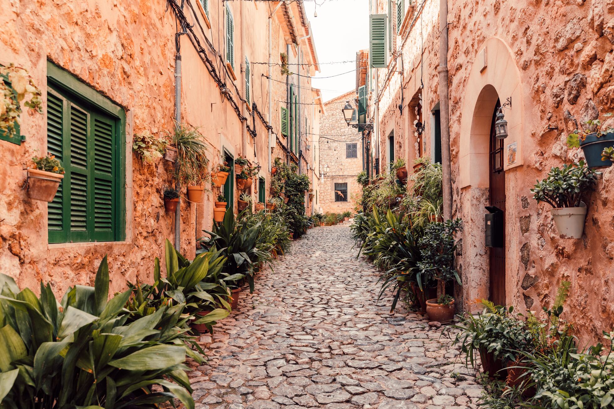 Ibiza Blue, Sangría o Mantilla: cómo España y sus tradiciones inspiran ...