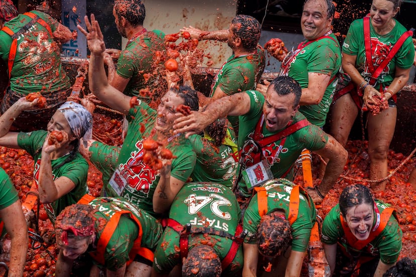 Buñol celebra la tradicional Tomatina con 22.000 personas en la calle y ...