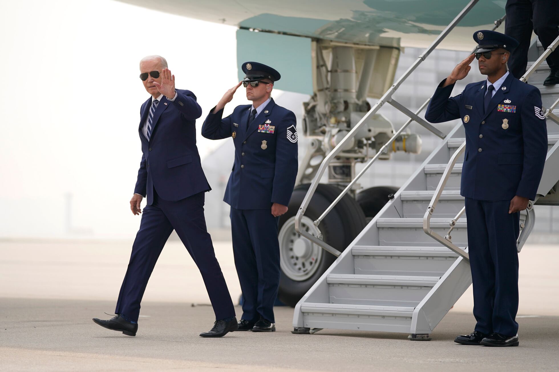 Biden ha empezado a usar una máquina para respirar mejor mientras ...