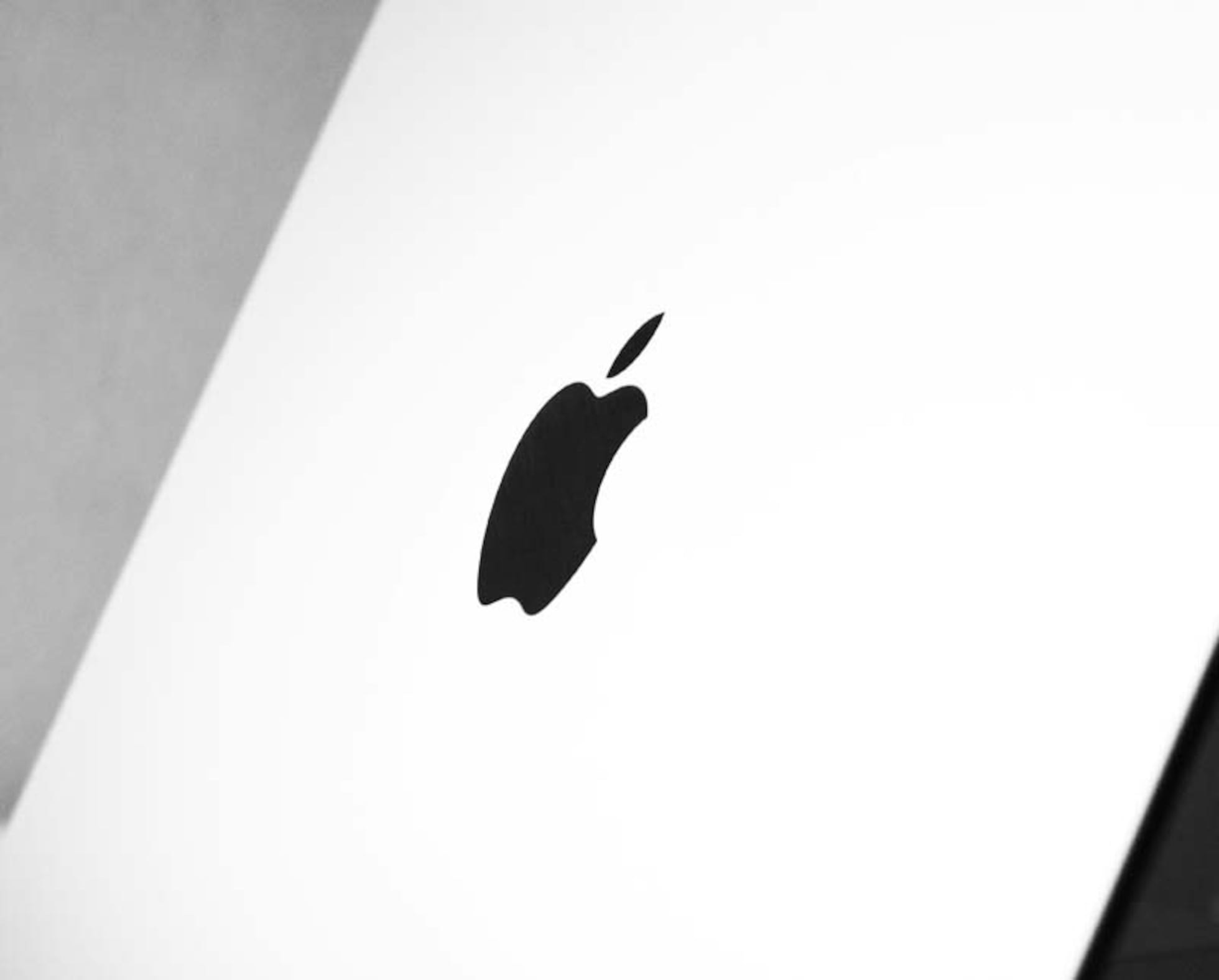 Si no puedes con tu enemigo... Apple piensa en invertir con fuerza en ...
