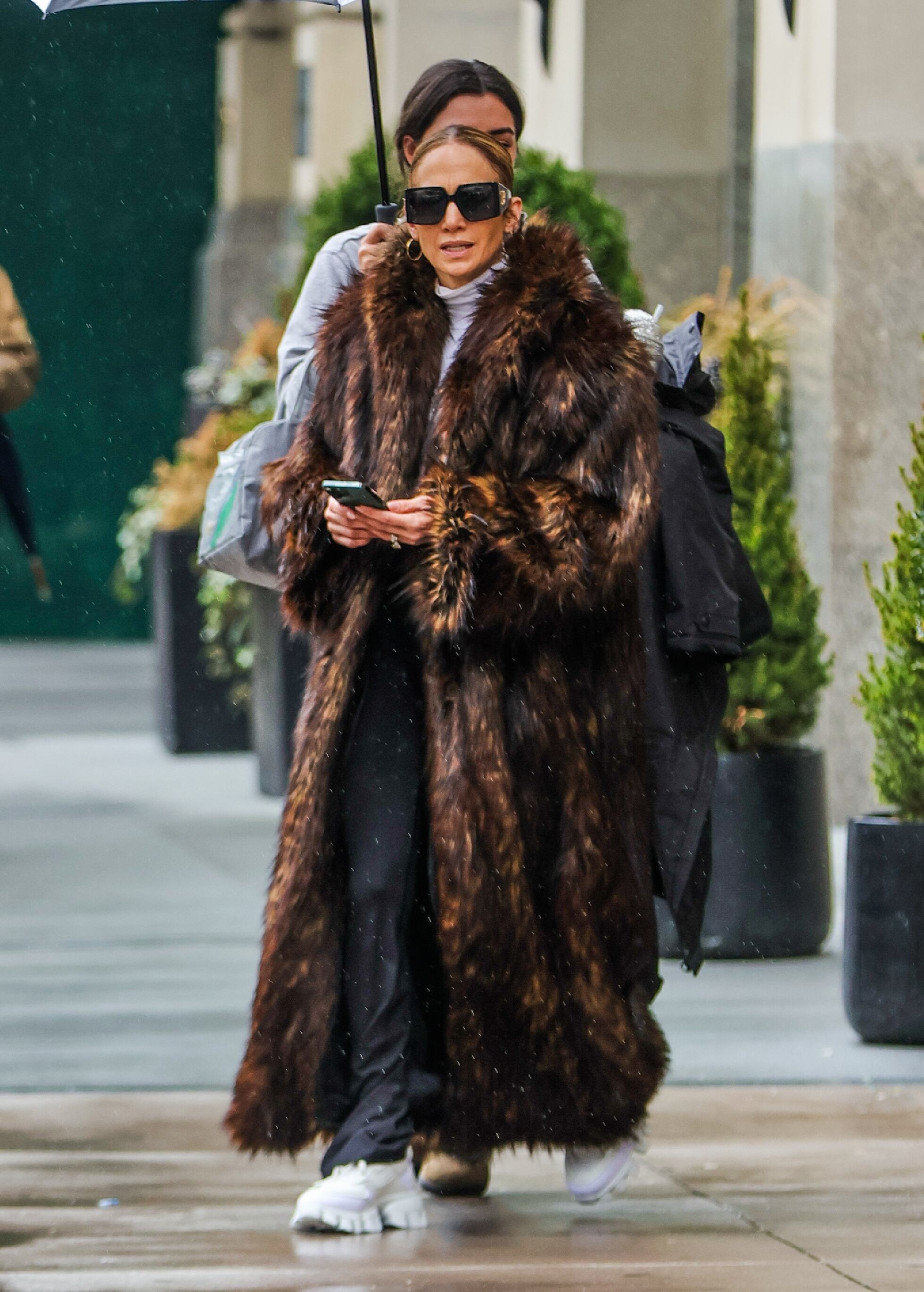 Mob Wife: De Rosalía a Kim Kardashian o Penélope Cruz: el abrigo de ...