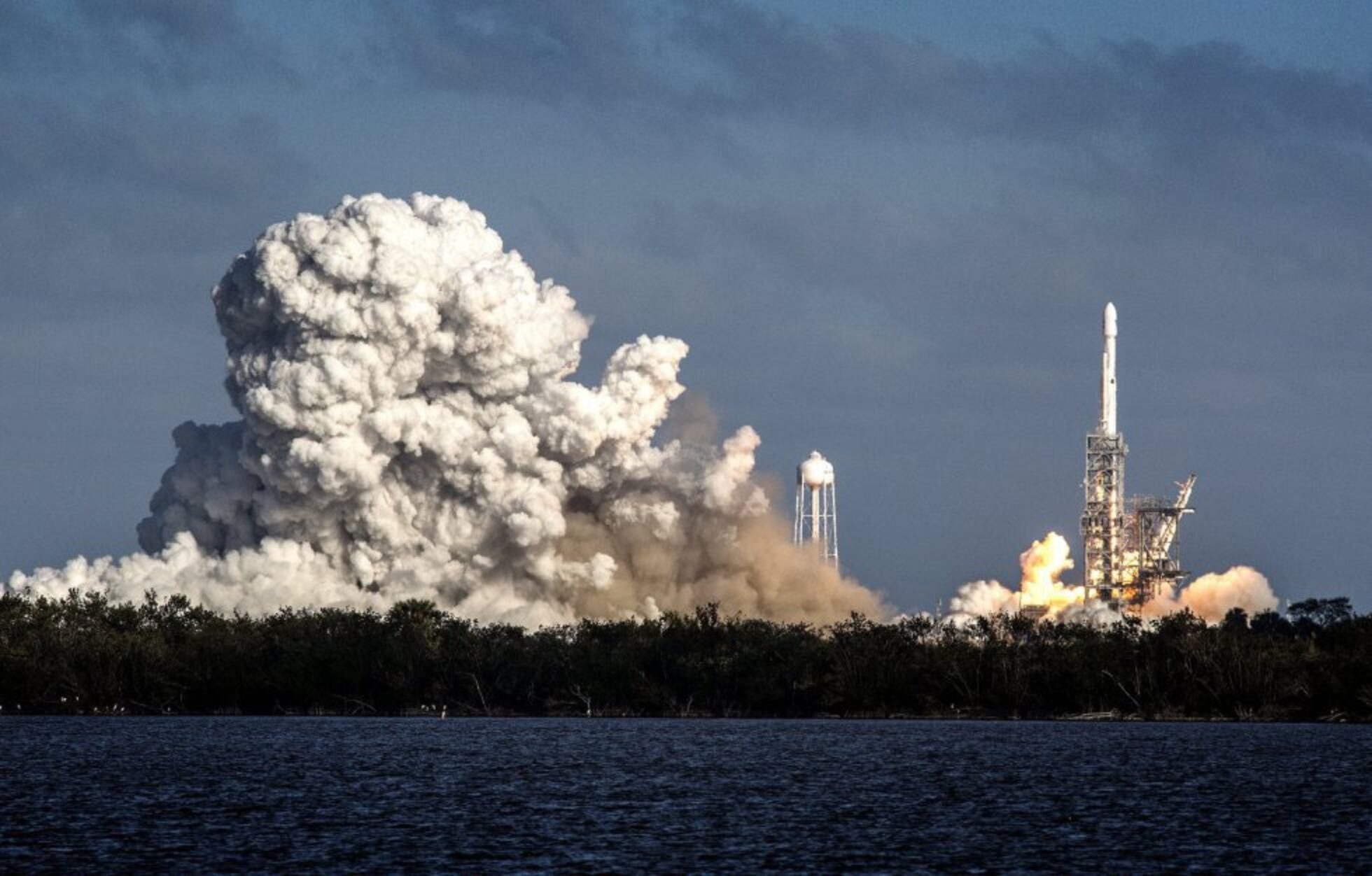 SpaceX: despega el cohete Falcon Heavy, "el más poderoso del mundo ...