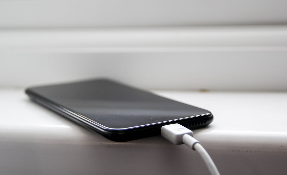 How to properly charge your phone’s battery (and how to solve its ...