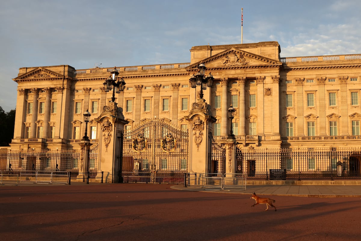London police arrest 25-year-old who allegedly climbed over and entered ...