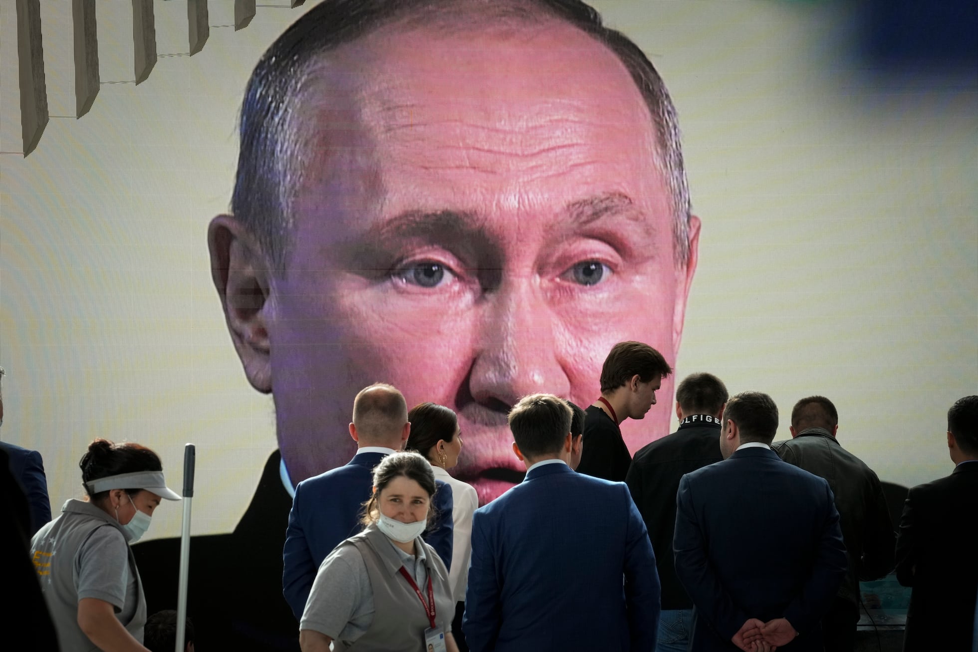 Russia on the edge of economic collapse after 40 months of war ...