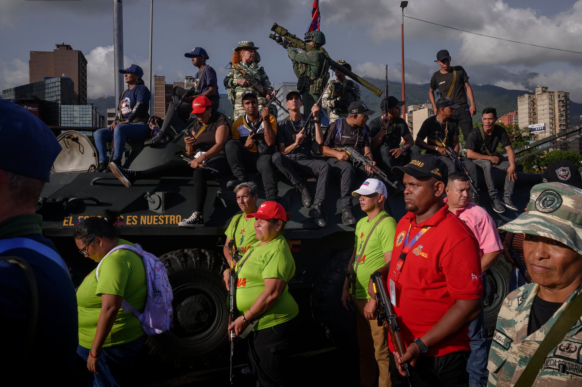 Maduro’s militiamen, rifle in hand, confront the United States: ‘Ready ...