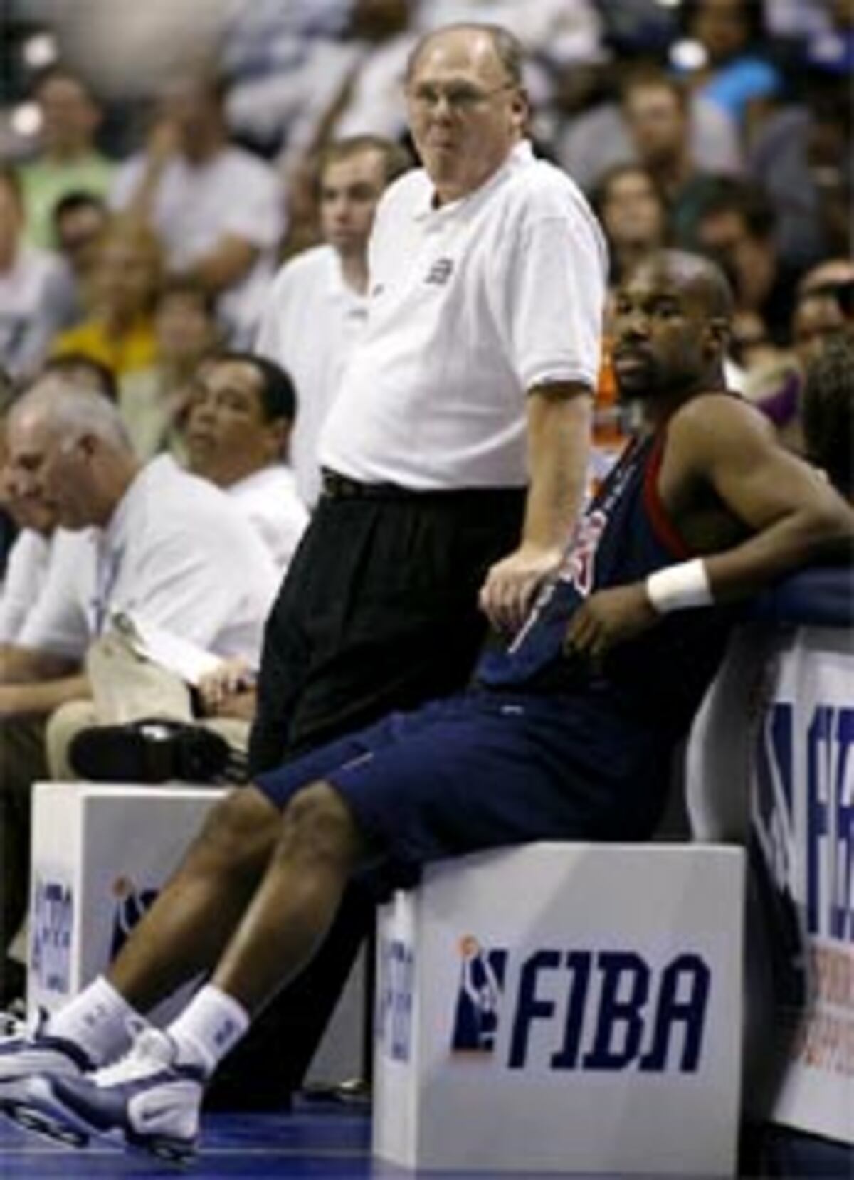 El jugador de baloncesto Baron Davis, junto al técnico George Karl ...