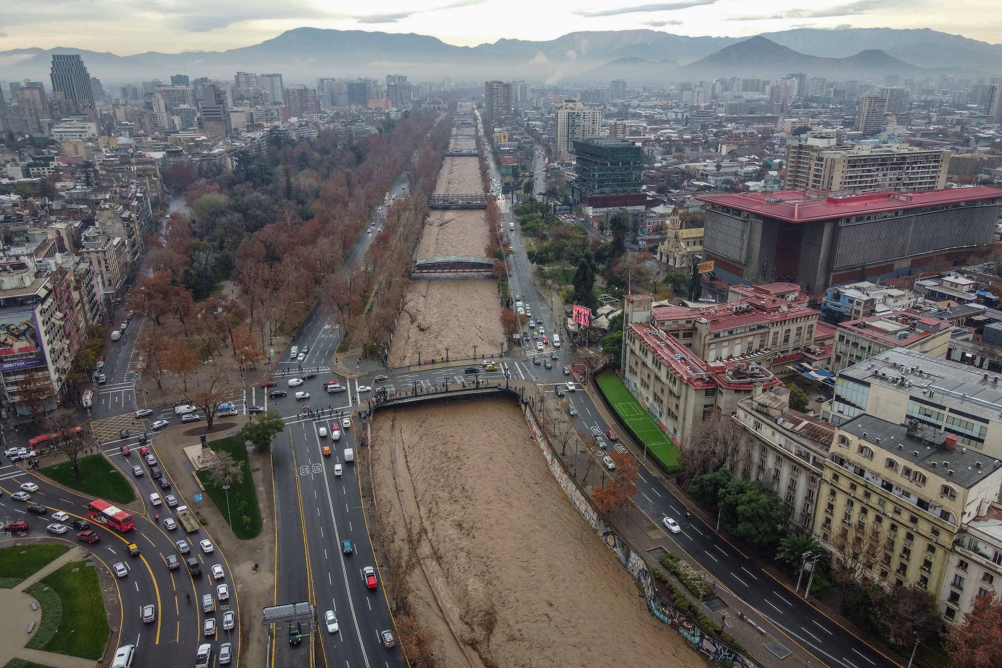 La crecida del río Mapocho, en imágenes | Fotos | EL PAÍS Chile