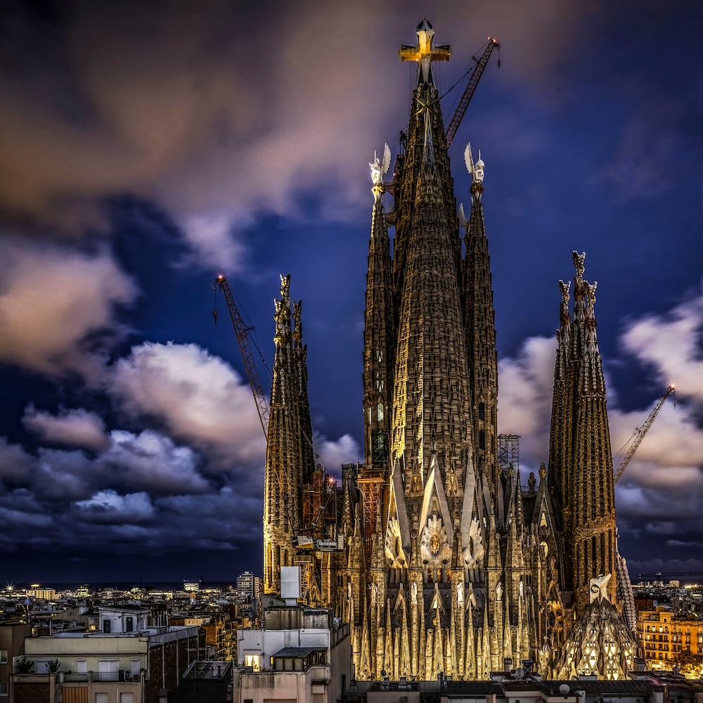 La Sagrada Familia ya es el edificio religioso más alto del mundo tras ...