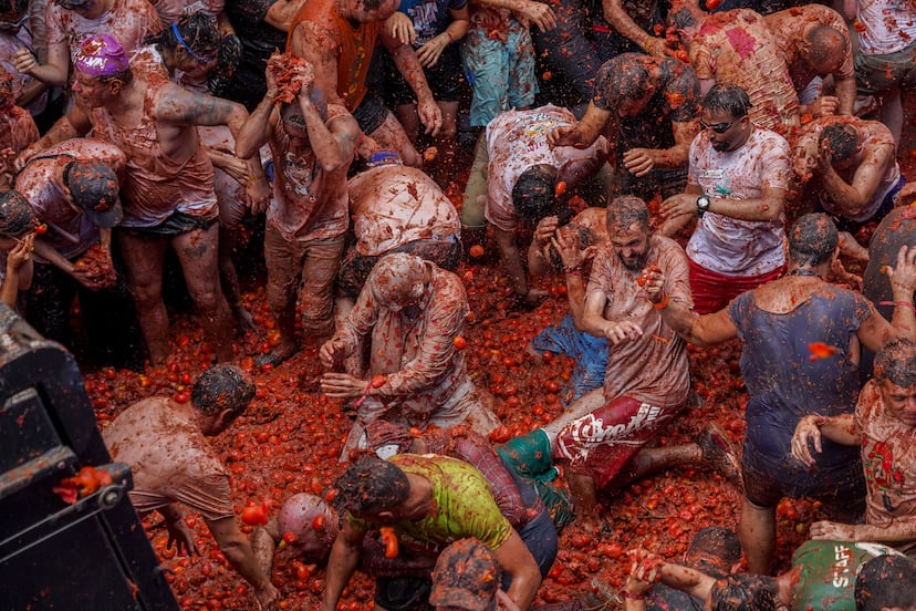 Buñol celebra la tradicional Tomatina con 22.000 personas en la calle y ...