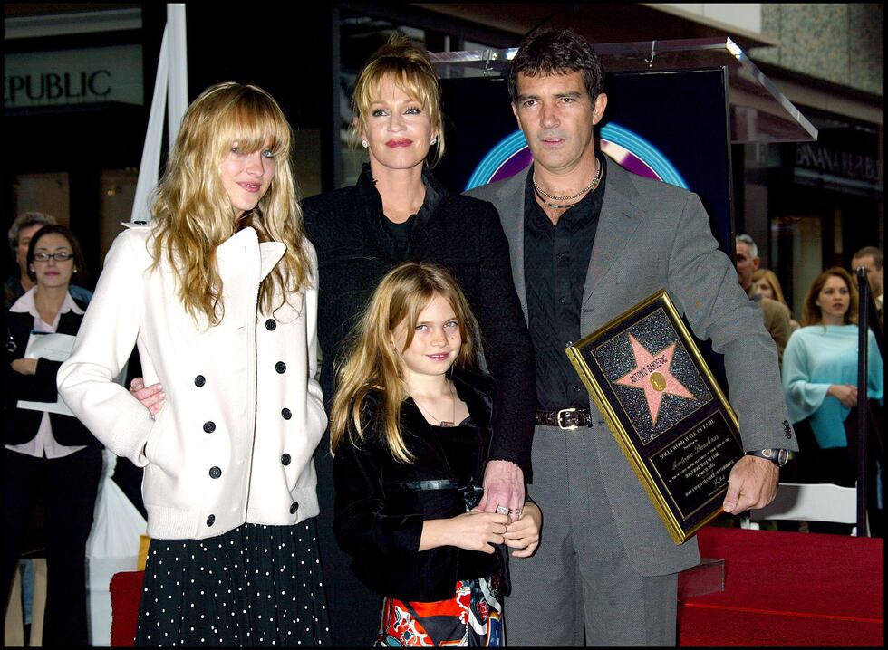 Antonio Banderas sobre Melanie Griffith tras su reencuentro en la boda ...