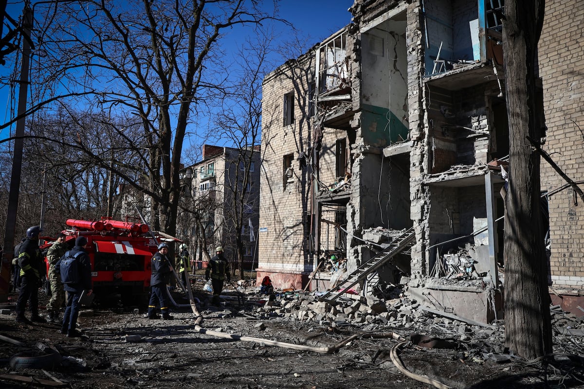 Russian missile hits Ukrainian apartment building, killing at least one ...