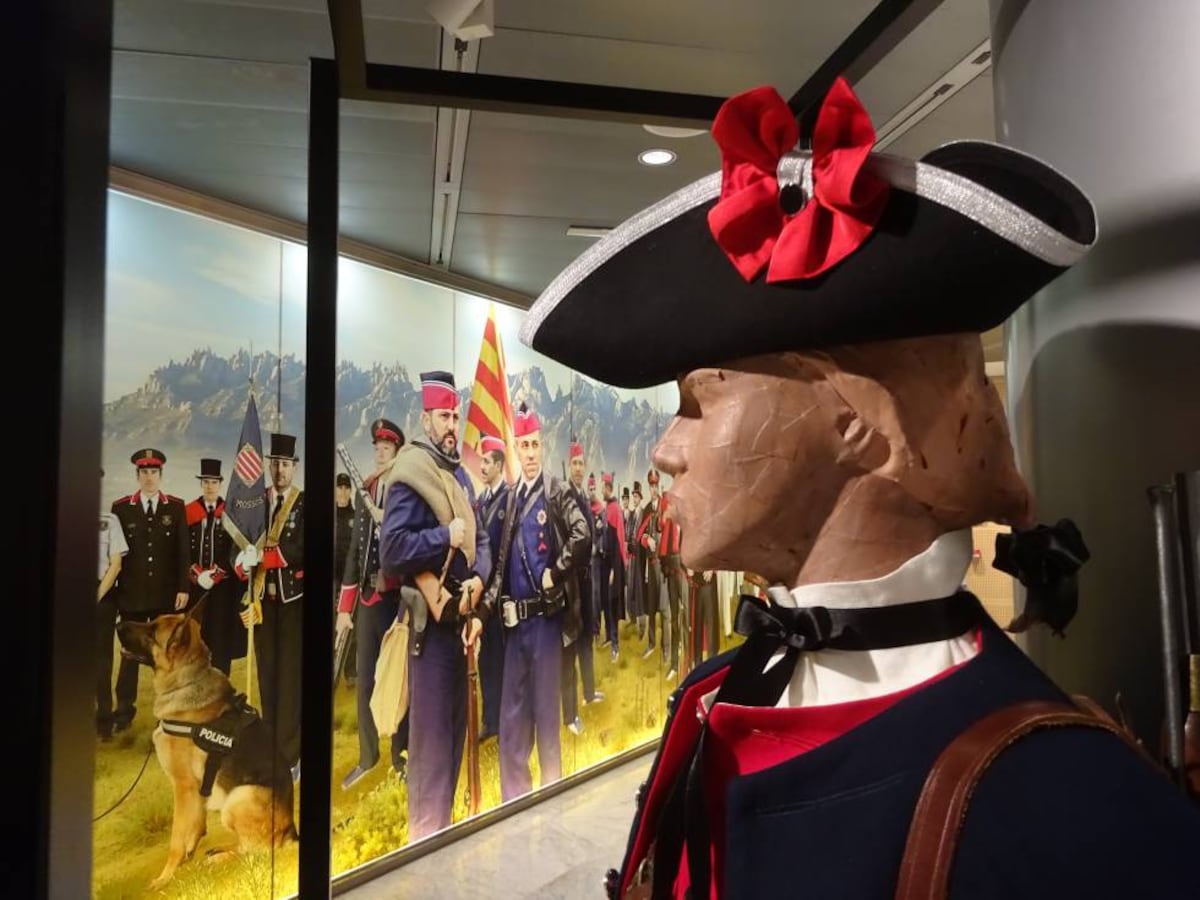 Paseo por 300 años de uniformes de los Mossos d'Esquadra | Noticias de ...
