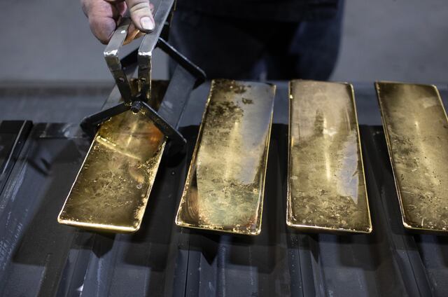 Gold soars past $4,000 on strong demand from funds and speculators ...