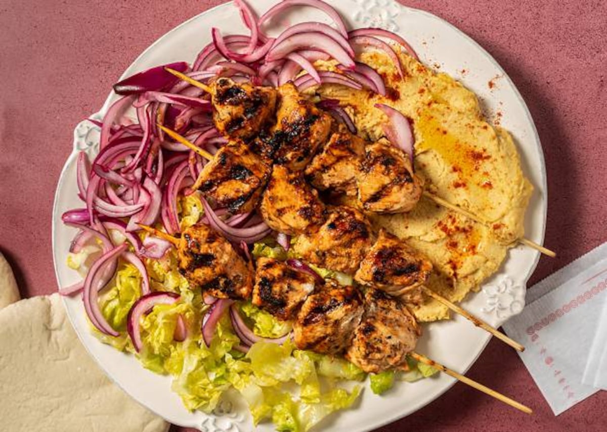 Brochetas de pollo con hummus y ensalada | Recetas | Gastronomía | EL PAÍS