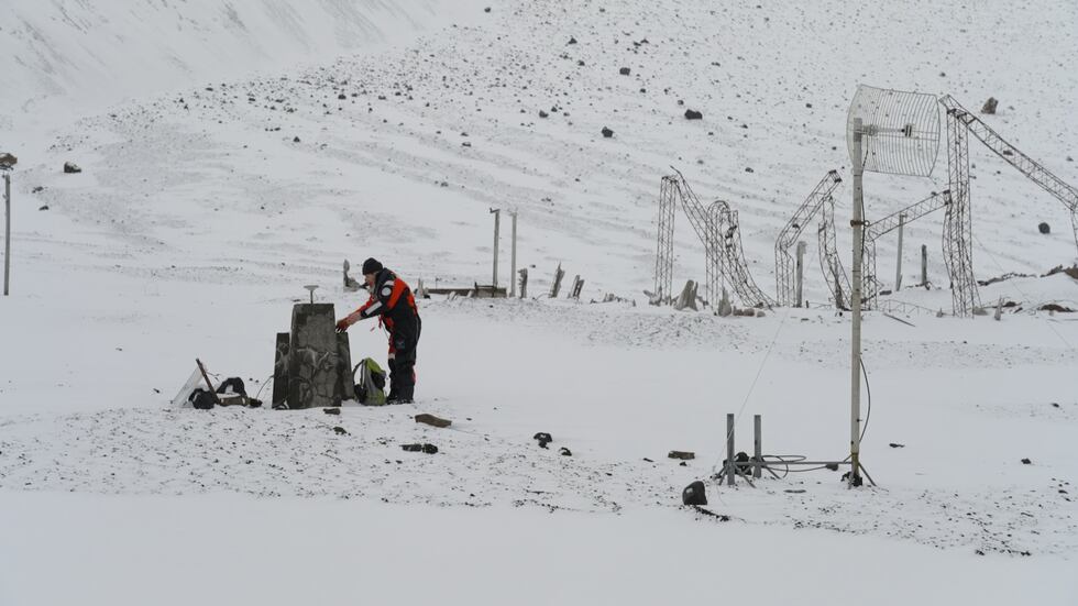 The volcano threatening the Spanish military base in Antarctica ...