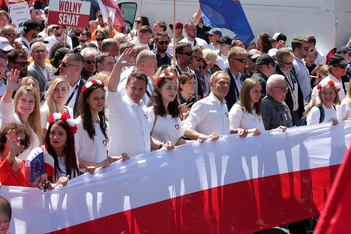 Hundreds of thousands march in Poland anti-government protests to show ...