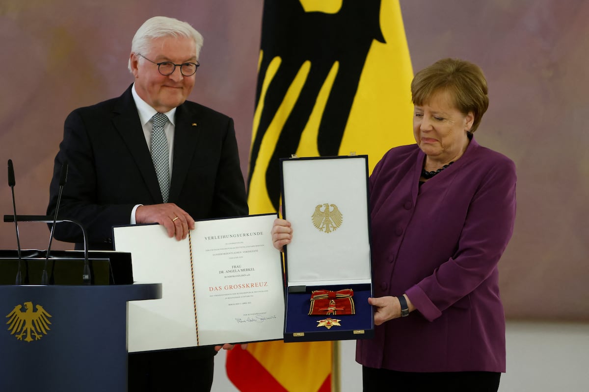 Merkel recibe la más alta distinción de Alemania entre críticas a un ...