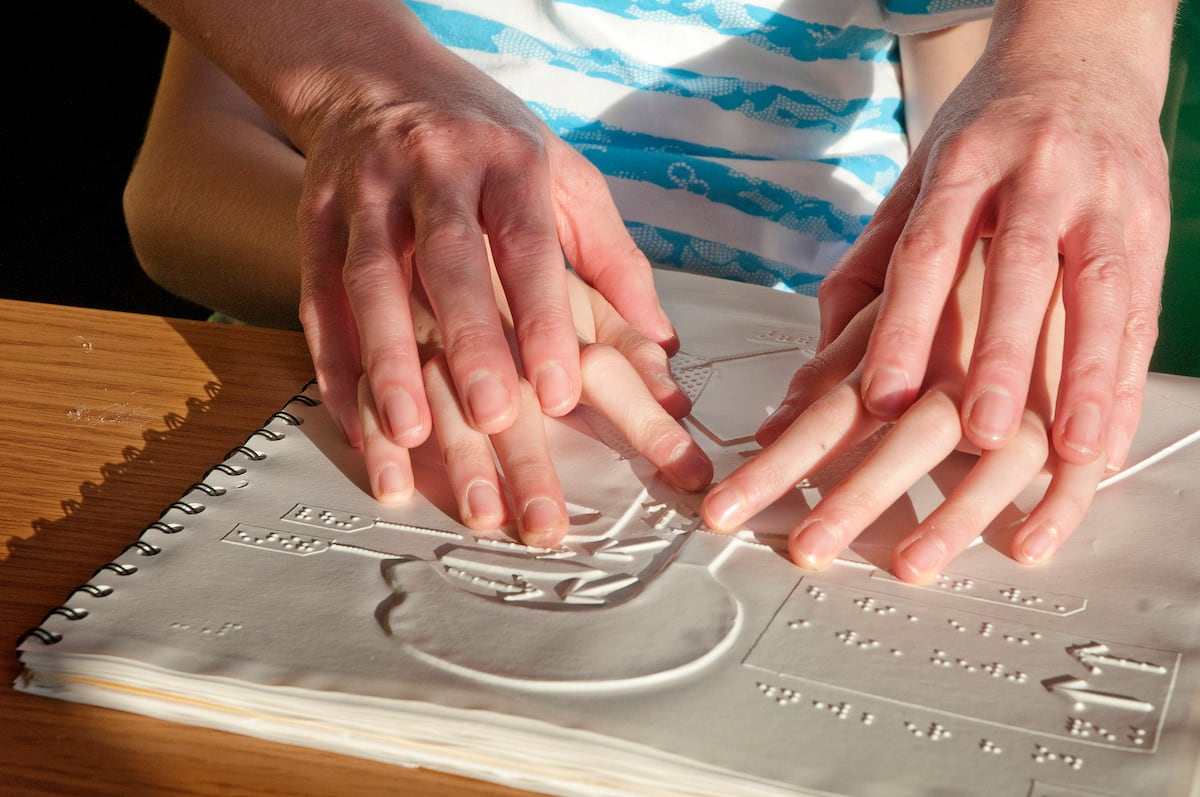 Cómo apoyar a un niño con discapacidad visual | Familia | Mamas & Papas ...