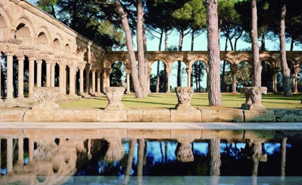 Who has a cloister around their pool? | Spain | EL PAÍS English